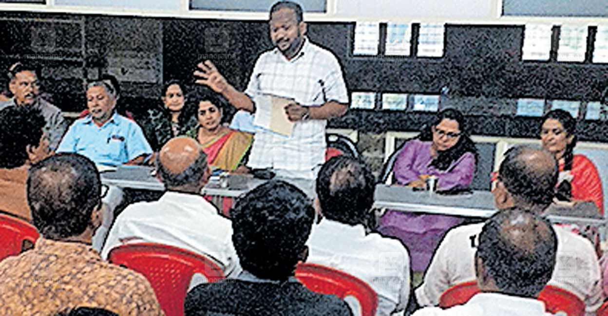 വടക്കഞ്ചേരിയിലെ കുരുക്ക്: വഴിയോരക്കച്ചവടം നിയന്ത്രിക്കും ...