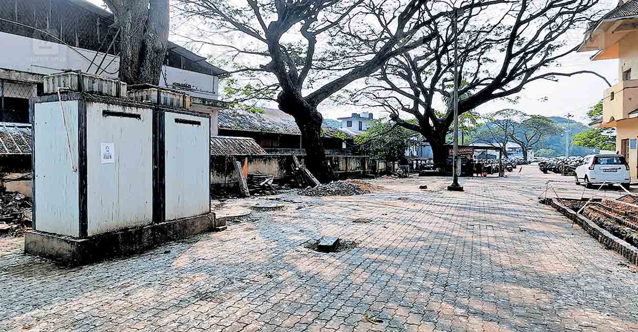 25 രൂപയ്ക്ക് റെയിൽവേ പേ ആൻഡ് പാർക്ക്; പക്ഷിക്കാഷ്ഠം വീണ വാഹനം ...