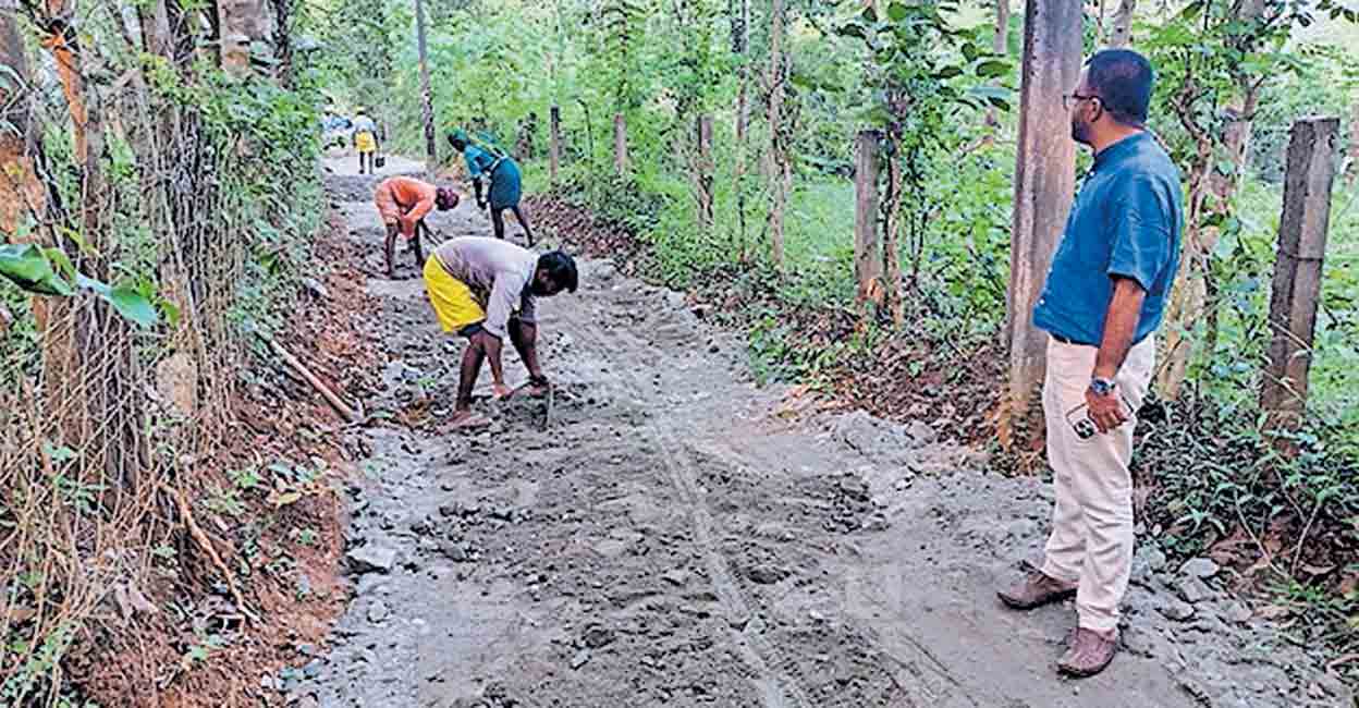 ഫണ്ട് അനുവദിക്കുന്നതിൽ വിവേചനം; പഞ്ചായത്തംഗം സ്വന്തം ചെലവിൽ റോഡ് ...