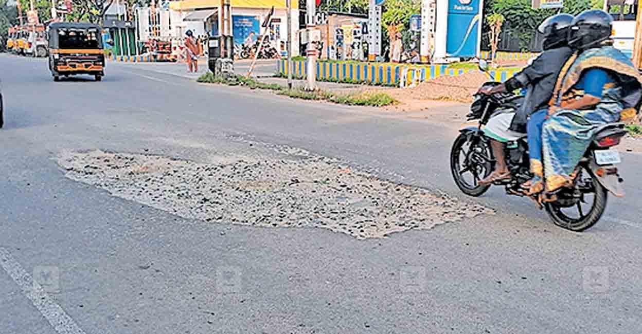 അധികൃതരോ, അതോ അനങ്ങാപ്പാറകളോ; റോഡിൽ വാരിക്കുഴികളൊരുക്കി അപകടത്തെ ...