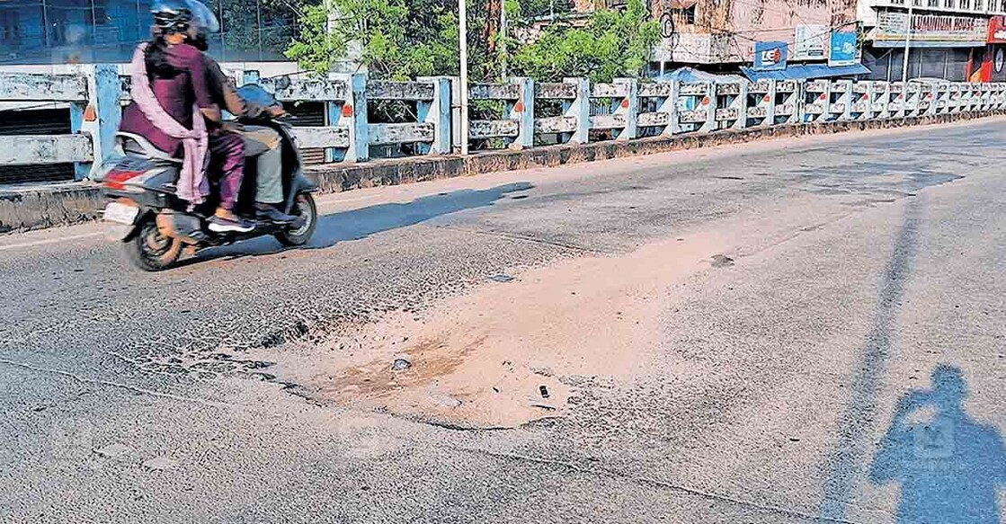 അധികൃതരോ, അതോ അനങ്ങാപ്പാറകളോ; റോഡിൽ വാരിക്കുഴികളൊരുക്കി അപകടത്തെ ...