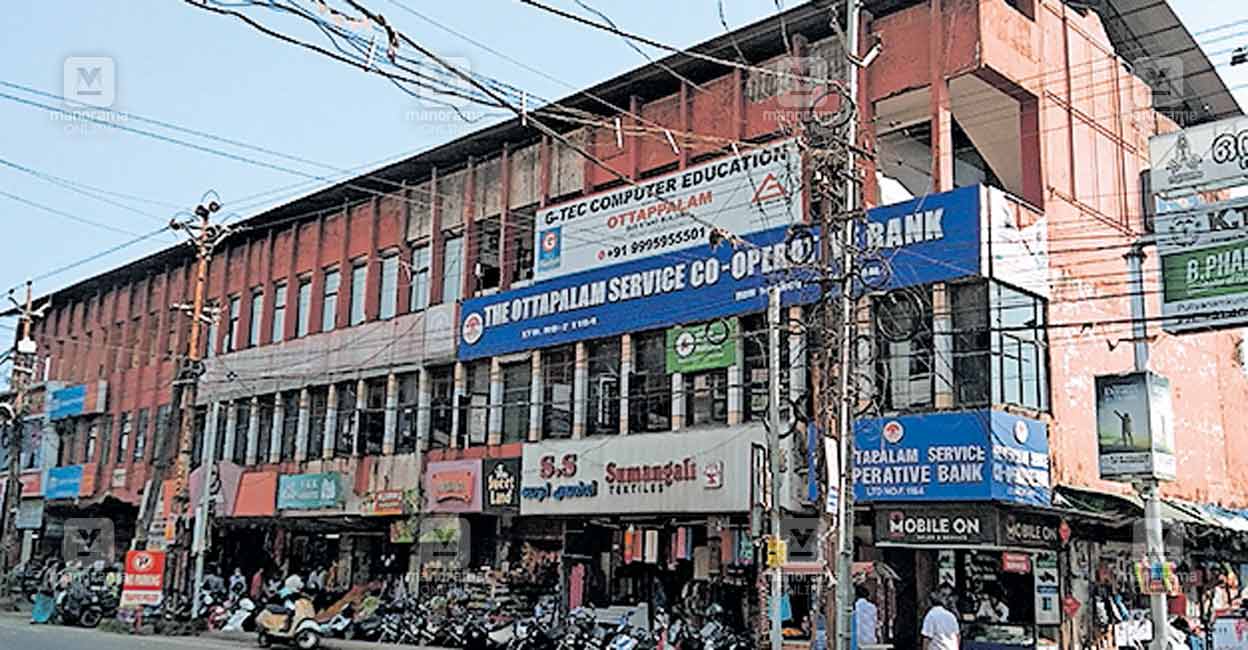 പഴയ കെട്ടിടം പൊളിക്കൽ ഒഴിയാൻ വ്യാപാരികൾക്ക് രണ്ടാംഘട്ട നോട്ടിസ് നൽകി ...