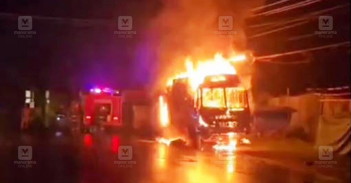 ഒറ്റപ്പാലത്ത് റോഡരികിൽ നിർത്തിയിട്ടിരുന്ന ലോറി കത്തി നശിച്ചു | lorry ...