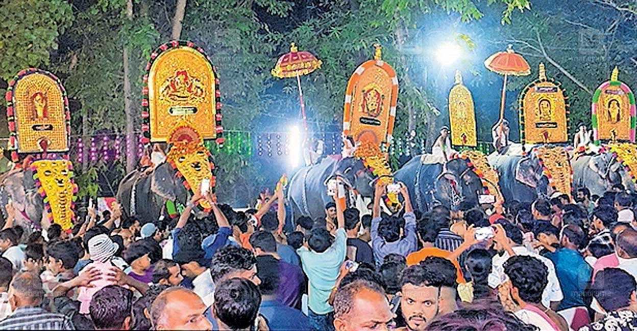 വർണാഭമായി കരുമനപ്പൻ കാവ് താലപ്പൊലി | Karumanappankavu Thaalapoli ...