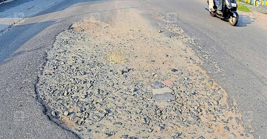 മാസങ്ങളായിട്ടും കുഴി മൂടാൻ നടപടിയില്ല റോഡിനു നടുവിൽ അപകടക്കെണി ...