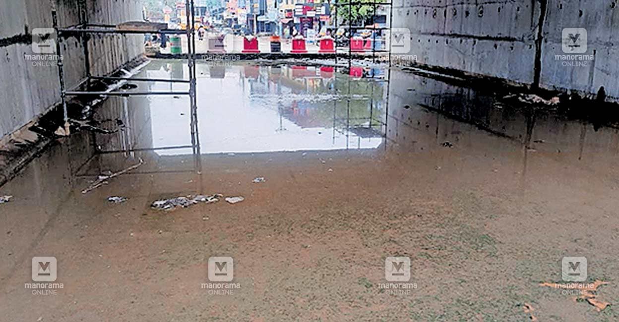 കുഴൽമന്ദം അടിപ്പാതയിലൂടെ വാഹനം കടത്തിവിടണമെന്ന് ആവശ്യം; സർവീസ് റോഡ് ...