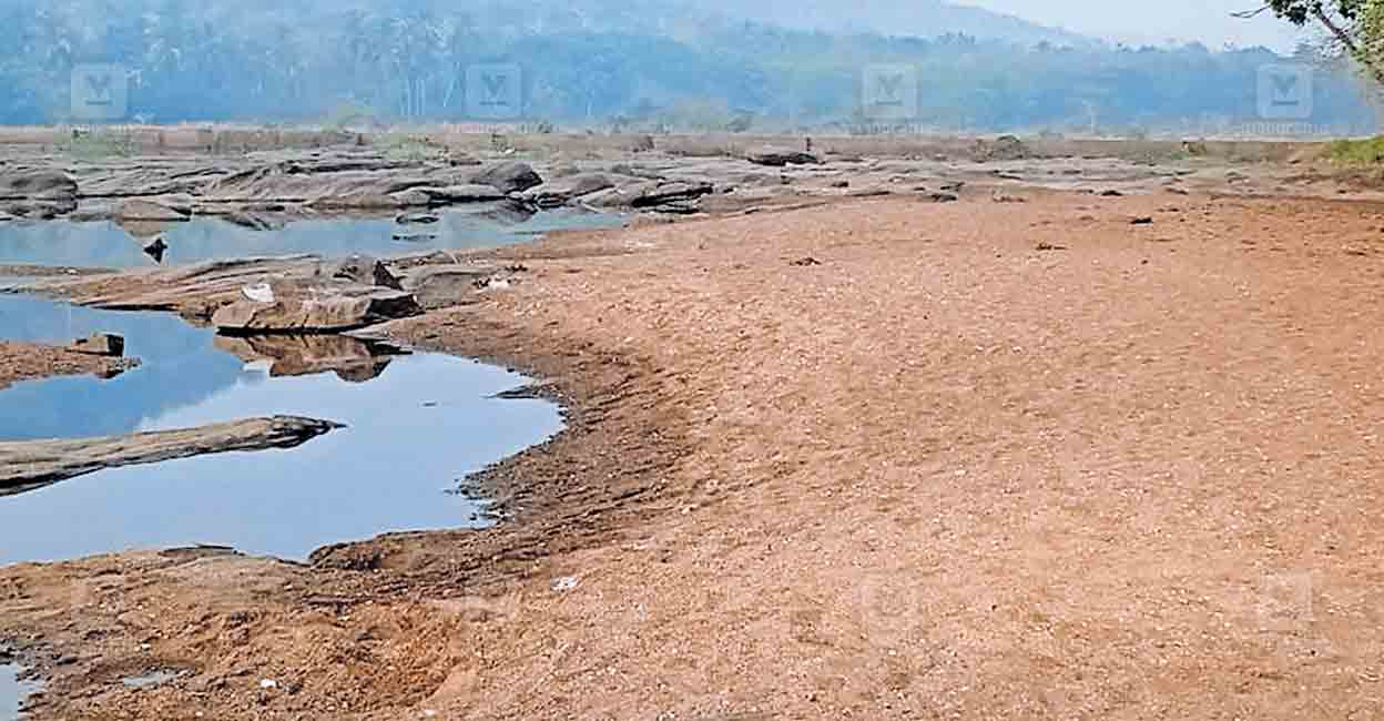 6 ദിവസമായി പമ്പിങ്ങില്ല; പേരൂർ പള്ളംതുരുത്ത് തടയണയിൽ രൂക്ഷമായ ജലക്ഷാമം ...