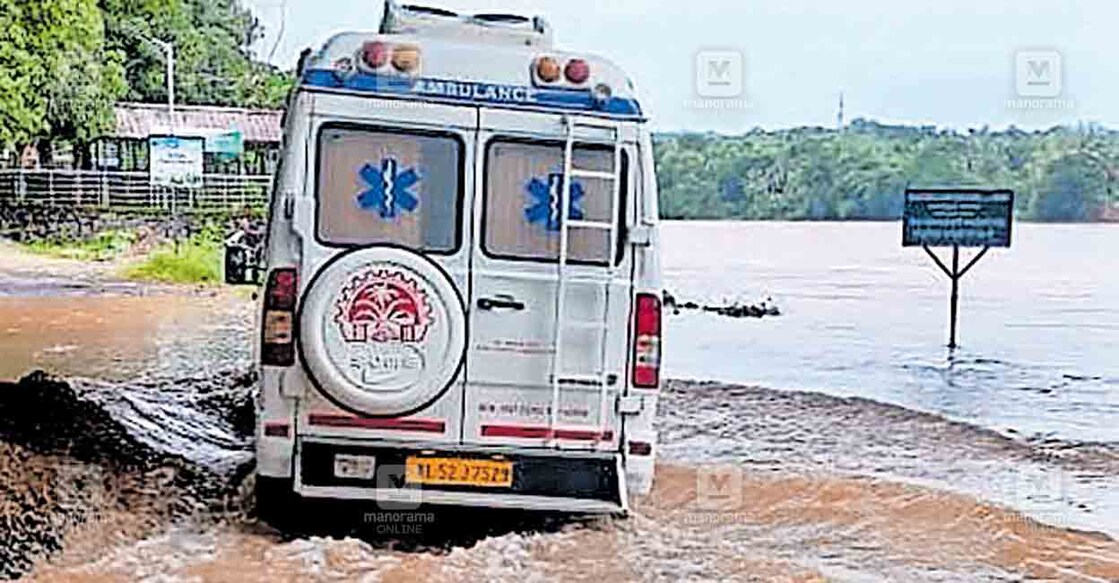 ഭാരതപ്പുഴ കരകവിഞ്ഞു; റോഡ് വെള്ളത്തിൽ