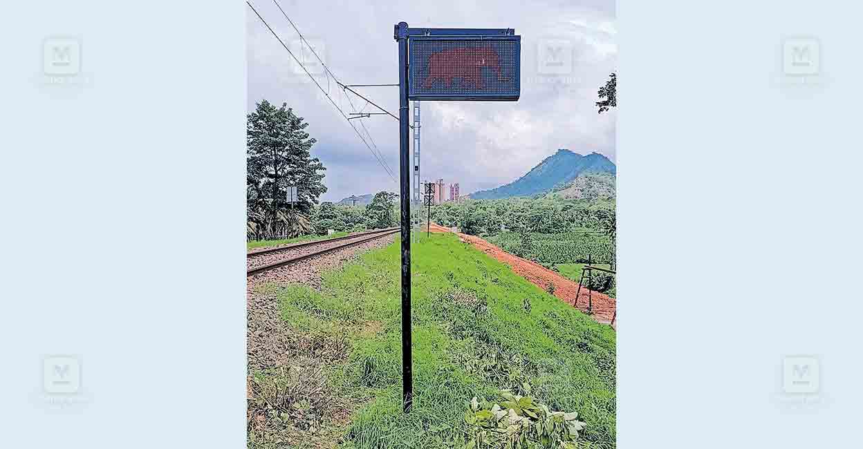 റെയിൽവേ ട്രാക്കിലെ ഡിജിറ്റൽ ബോർഡ്: അപകടം കുറഞ്ഞതായി വനം വകുപ്പ്