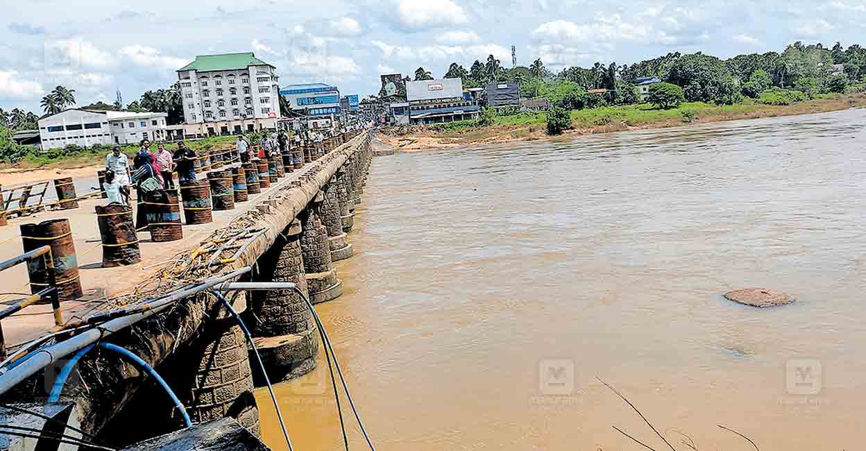 വെള്ളം താഴ്ന്നെങ്കിലും ദുരിതം കെട്ടിനിൽക്കുന്നു; പട്ടാമ്പി പാലം എന്നു ...