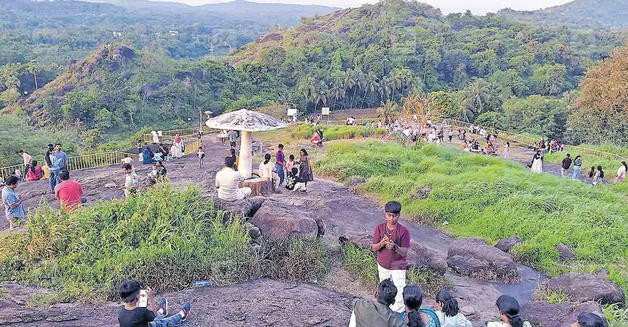 അനങ്ങൻമലയിലേക്ക് സന്ദർശക പ്രവാഹം; 3 ദിവസത്തെ ആകെ വരുമാനം 55,570 രൂപ ...