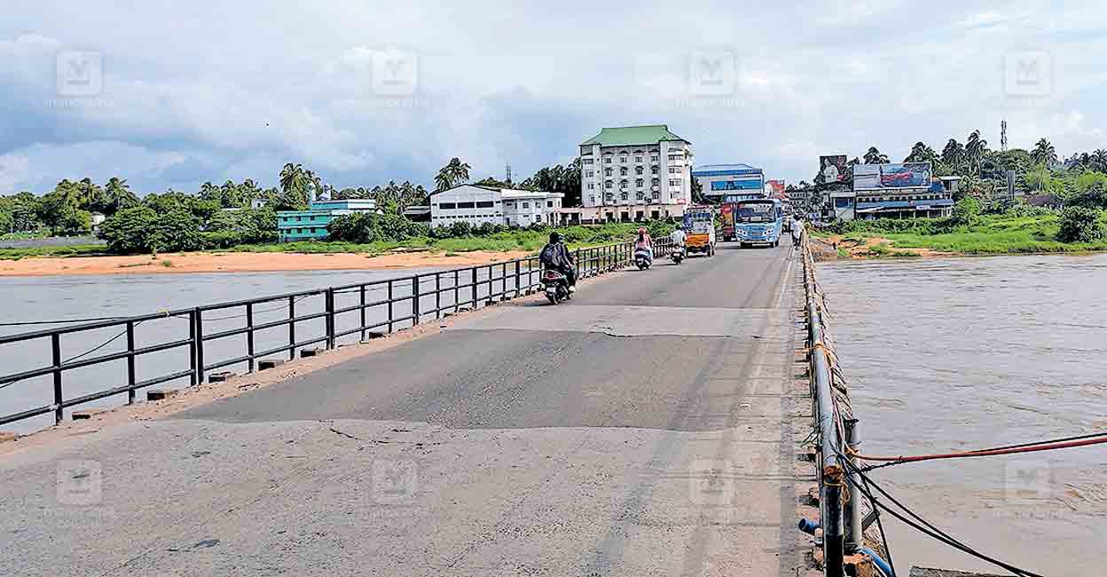 പട്ടാമ്പി പാലം തുറന്നു; തകർന്ന കൈവരികളുടെ നിർമാണം പൂർത്തിയാക്കി ...