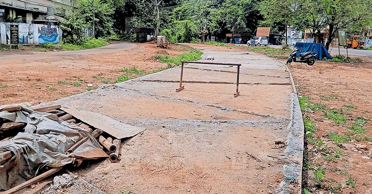 കോട്ടായി ബസ് സ്റ്റാൻഡിന്റെ അപ്രോച്ച് റോഡ് പണി തുടങ്ങണം | Kottayi Bus ...