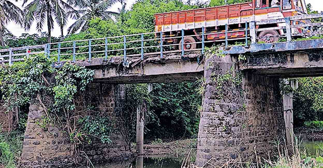 അപകടഭീതി തുടരുന്നു; പുതുക്കിപ്പണിയാതെ പറ്റില്ല കുമ്പളക്കോട് പാലം ...
