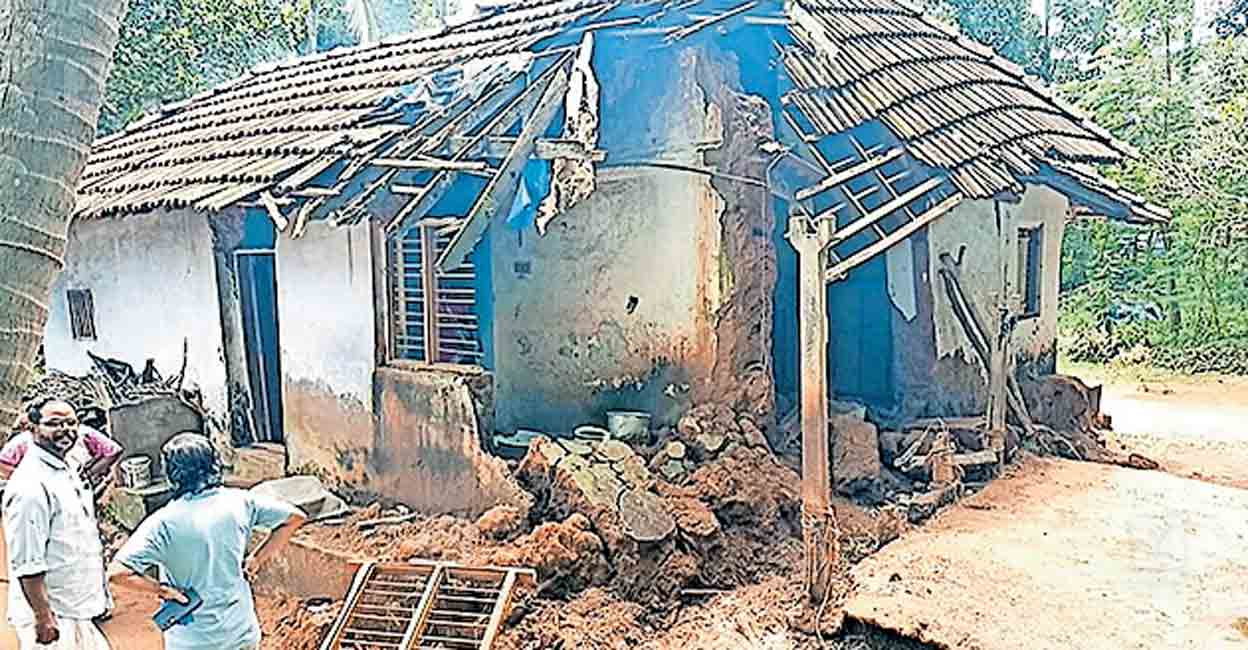 തകർന്ന വീട്ടിൽ സഹോദരിമാരുടെ ദുരിതജീവിതം | House collapse Mankara ...
