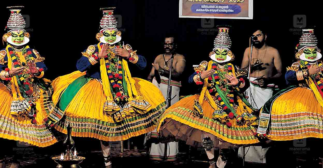നാണുനായർക്ക് അരങ്ങിൽ പ്രണാമമർപ്പിച്ച് മകനും ഭാര്യയും കൊച്ചുമക്കളും ...