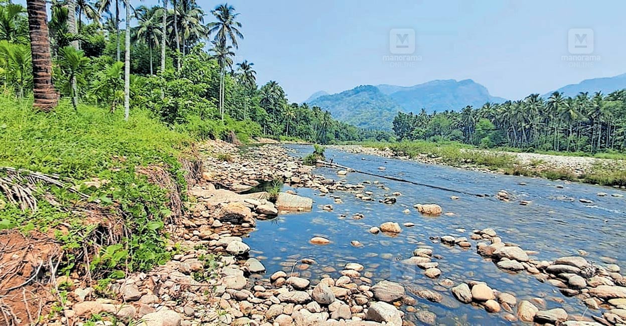 ജലനിരപ്പ് ഉയർന്നാൽ പുഴ ഒഴുകുക ഇവരുടെ വീടുകൾക്കുള്ളിലൂടെ; ഗതിമാറ്റം ...