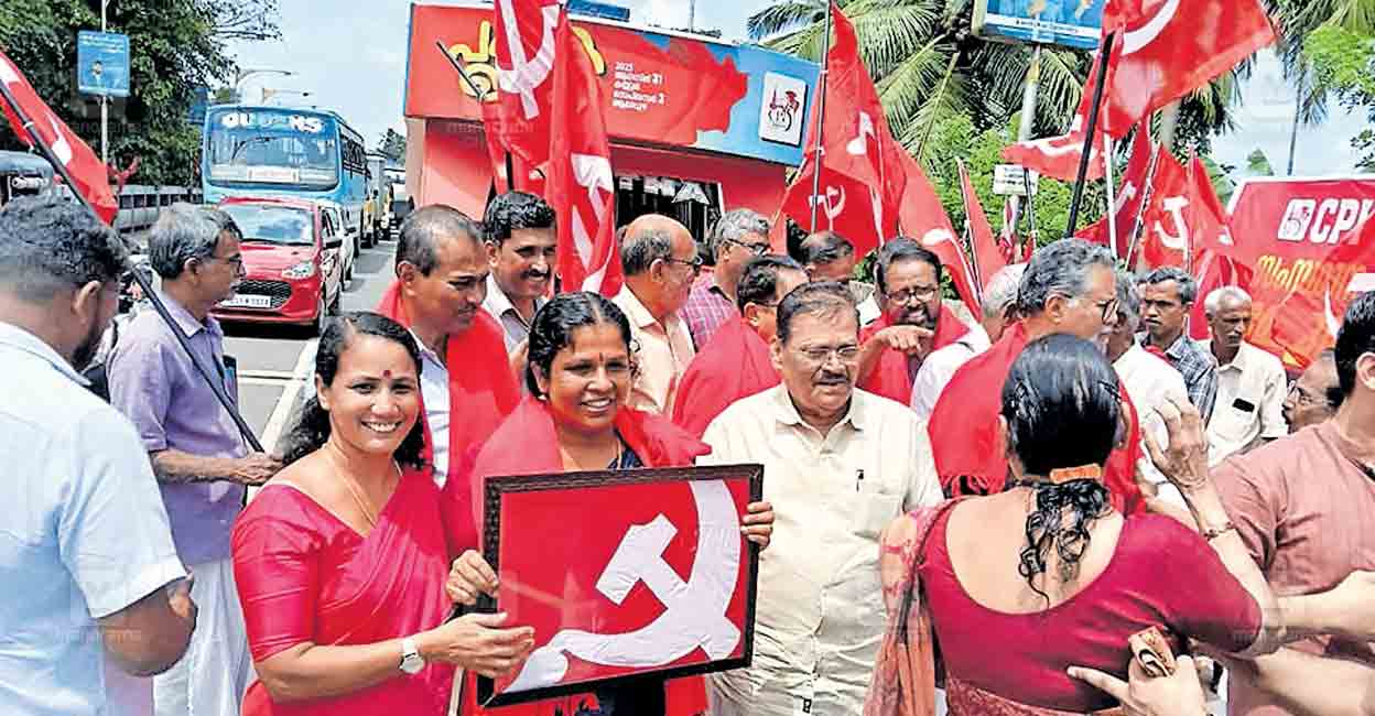 വീണ്ടും പാർട്ടിയോട് അടുത്ത് കെ.ഇ.ഇസ്മായിൽ; പതാകജാഥയുടെ സ്വീകരണത്തിന് ...