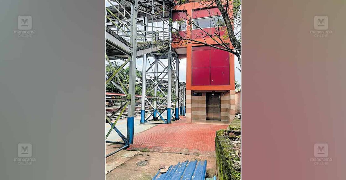 ഒറ്റപ്പാലം റെയിൽവേ സ്റ്റേഷൻ: മേൽക്കൂര പേരിനു മാത്രം; മഴയും വെയിലും ...