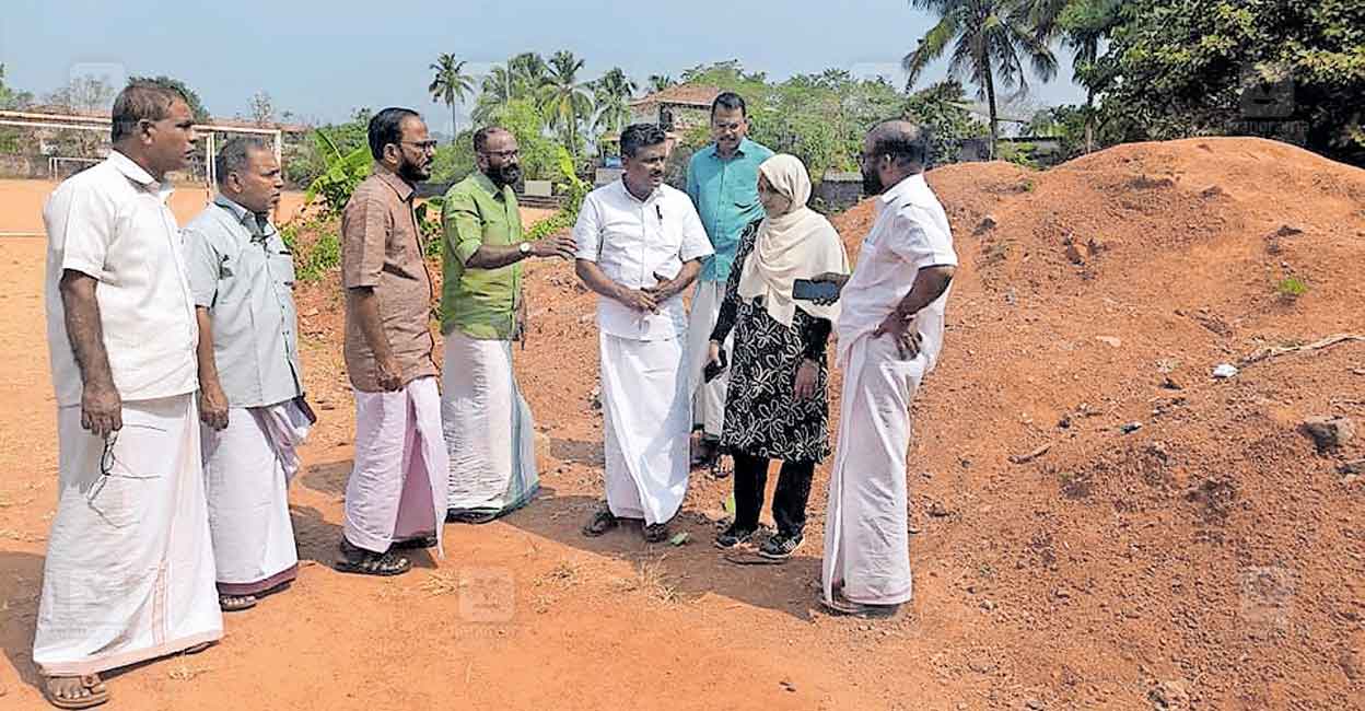 സ്കൂൾ മൈതാനത്തു തള്ളിയ കെട്ടിട നിർമാണാവശിഷ്ടങ്ങൾ നീക്കാൻ നടപടി ...