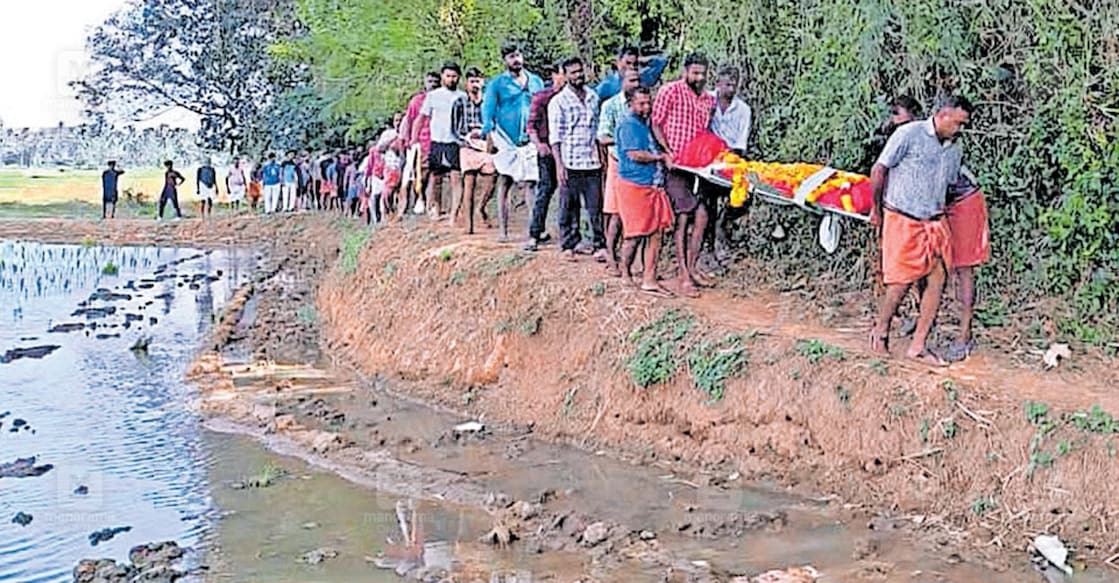 വഴിയില്ല; കാളിപ്പാറ കരുമൻകാട് നിവാസികൾ ദുരിതത്തിൽ | Karumankad Road ...