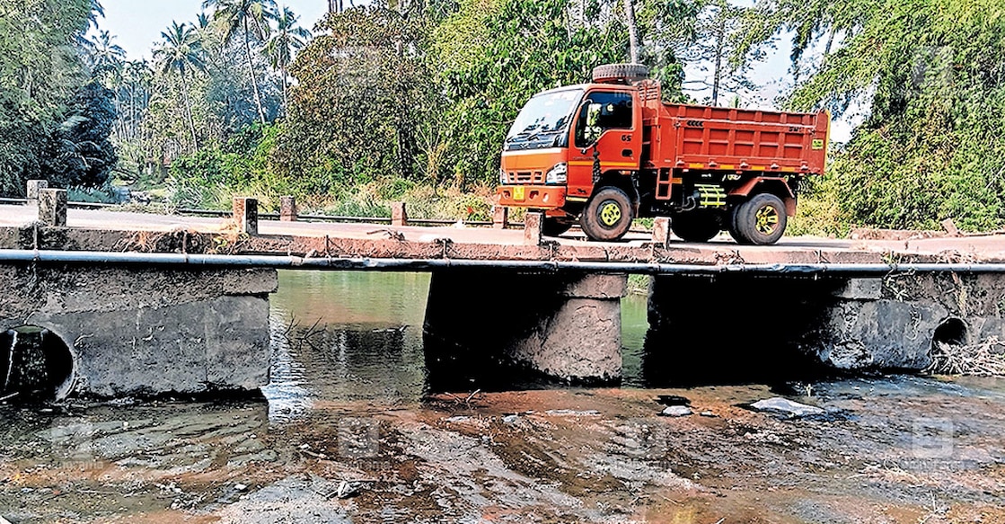 കോൽപാടം കോസ്‌വേ: അടിഞ്ഞുകൂടിയ മാലിന്യങ്ങൾ നീക്കി | Kanjirappuzha ...