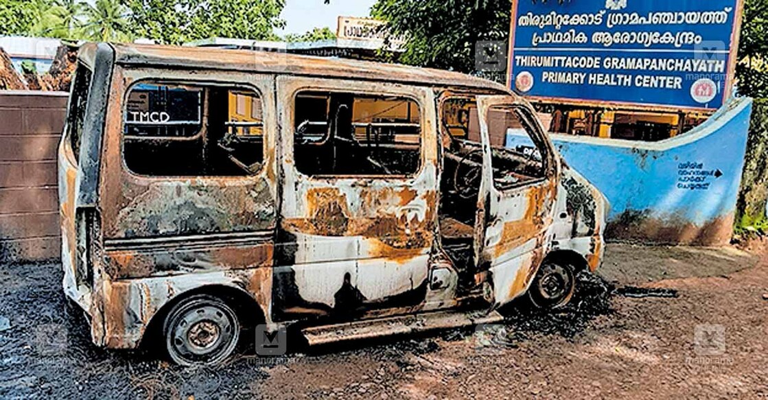 ഭാര്യയോടുള്ള ദേഷ്യം തീർക്കാനായി റോഡരികിൽ സ്വന്തം കാർ കത്തിച്ച യുവാവ് ...