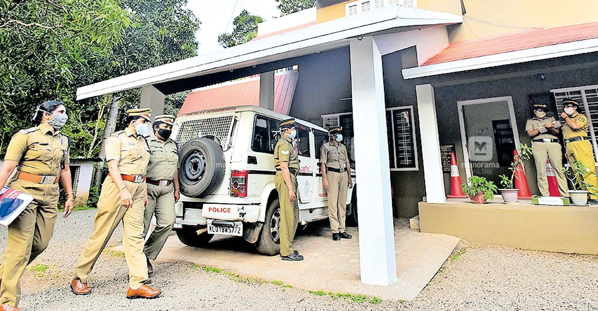 അഭിമാനത്തൊപ്പി വനിതാ സ്റ്റേഷന്, എസ്എച്ച്ഒയ്ക്ക് മുഖ്യമന്ത്രിയുടെ പൊലീസ് ...
