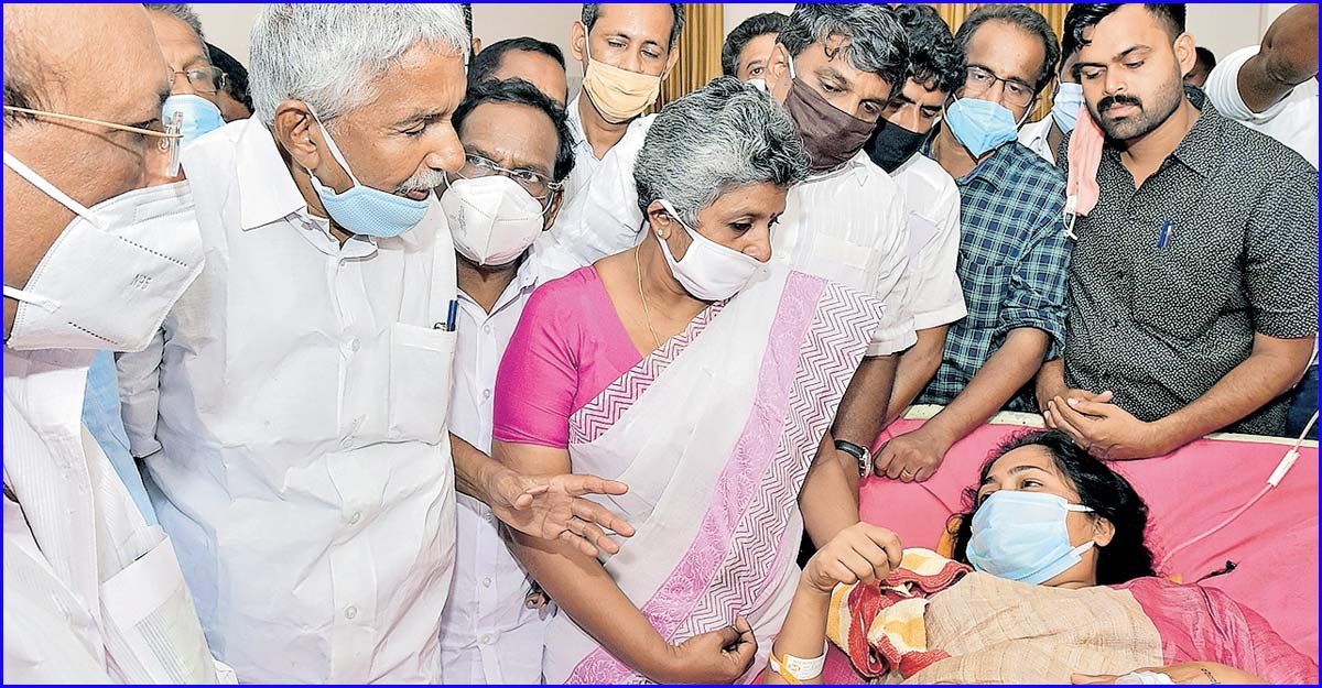 ഉദ്ഘാടനത്തിനിടെ വെള്ളം ചീറ്റിച്ചു, കത്തിച്ച മെഴുകുതിരി ഉയർത്തി കാട്ടി ...