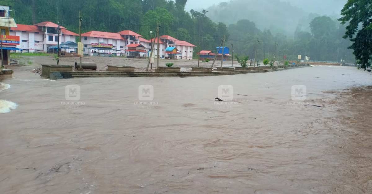 പമ്പാ ത്രിവേണി പൂർണമായും മുങ്ങി, ജാഗ്രതാ നിർദേശം: ചിത്രങ്ങൾ