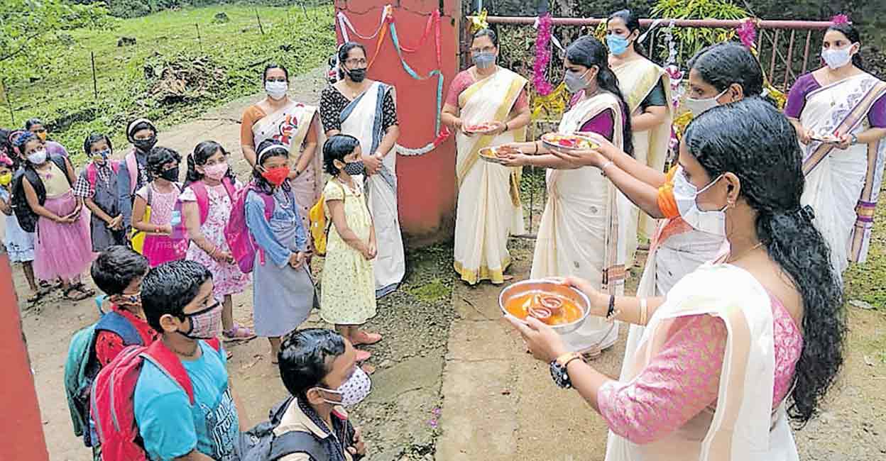 ആരതി ഉഴിഞ്ഞ്, കോവിഡ് ചട്ടം പാലിച്ച് പ്രവേശനോത്സവം | Kerala Driving ...