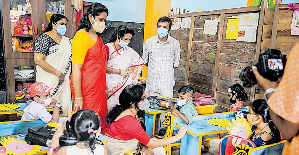 ഒരുവട്ടം കൂടി..പാടി കലക്ടർ; കൂടെക്കൂടി കുട്ടികൾ | Kerala Driving School ...