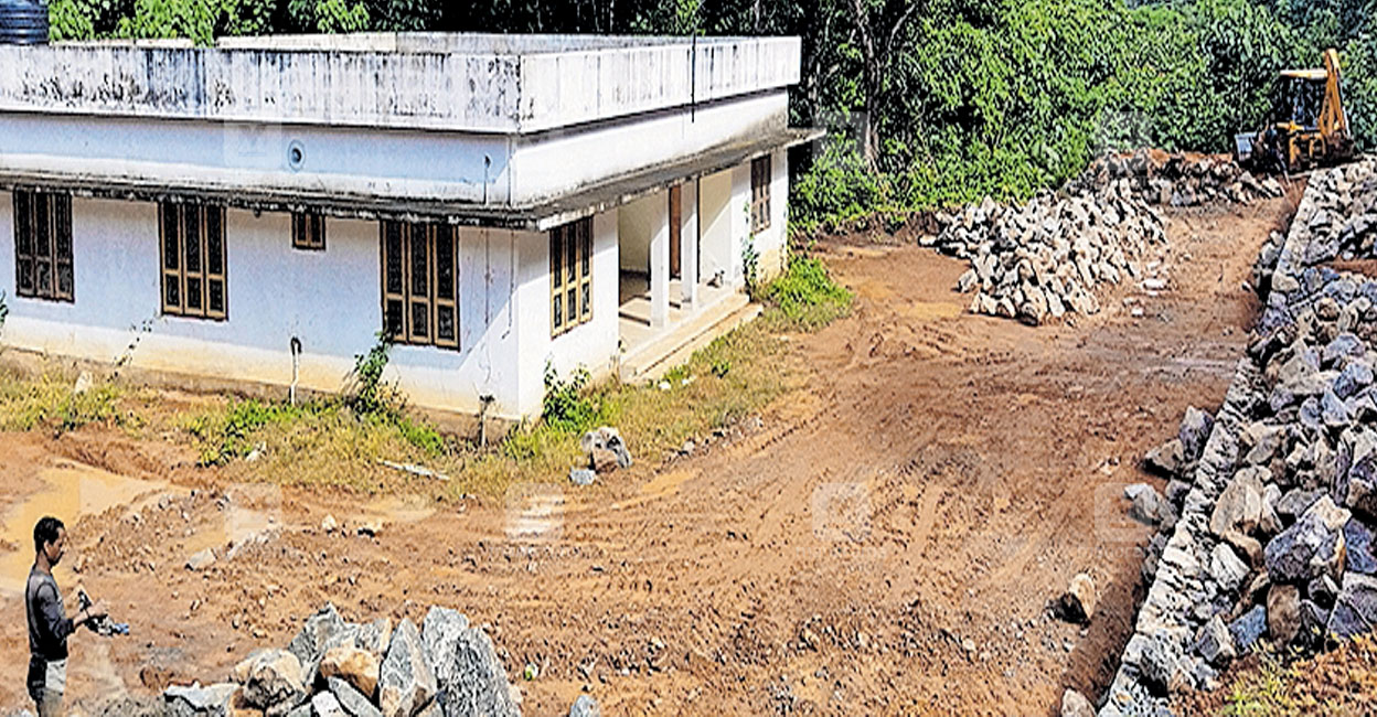 വരുന്നു, തണ്ണിത്തോട്ടിൽ മാതൃകാ വനം ഓഫിസ്