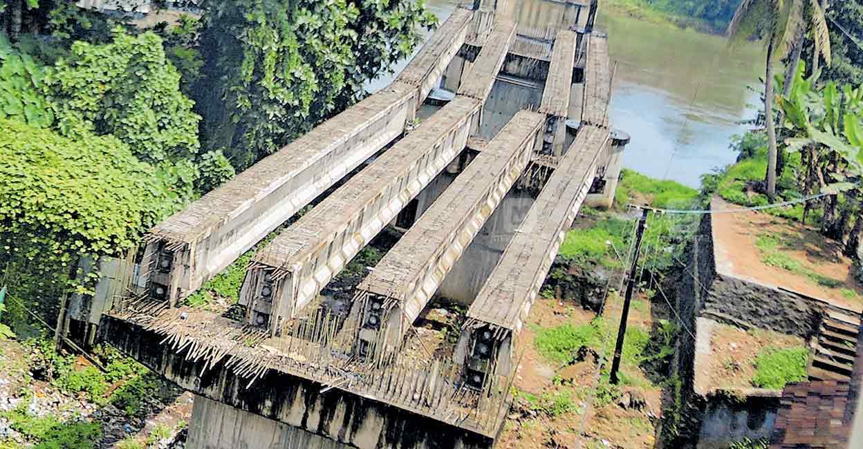 പകുതിയിൽ നിലച്ച് പാലം പണി