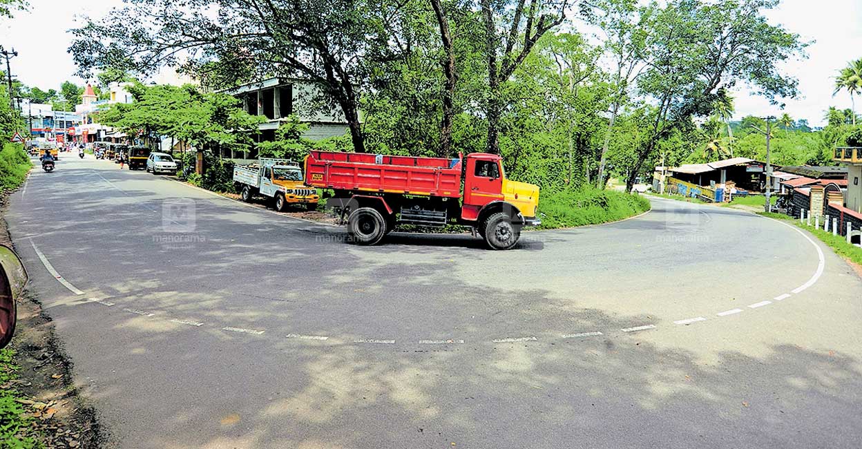 അടൂർ–തട്ട–പത്തനംതിട്ട റോഡ്: ഇനിയും യാഥാർഥ്യമാകാതെ സുരക്ഷാ സംവിധാനങ്ങൾ