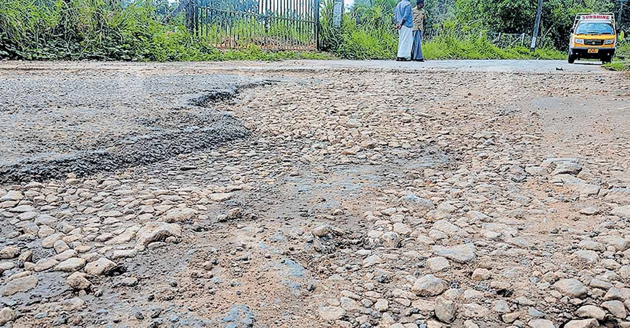 കരുവാറ്റ–തട്ട റോഡ് നവീകരണം വൈകുന്നു; കുണ്ടും കുഴിയുമായ റോഡ് നാട്ടുകാ ...