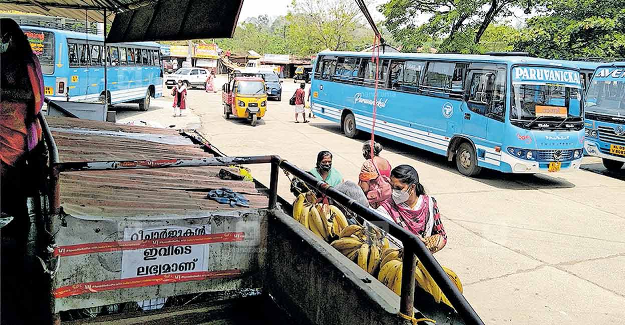 വാഹനങ്ങൾ തലങ്ങും വിലങ്ങും; സുരക്ഷിതമല്ല ഇട്ടിയപ്പാറ ബസ് സ്റ്റാൻഡ്