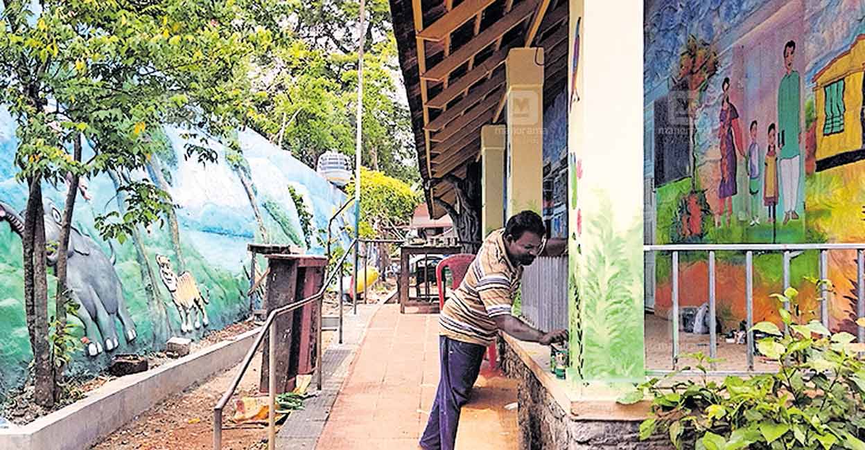 തൂണുകളിൽ ചിത്രശലഭം, കാടും മേടും കടലും കപ്പലും ഹെലികോപ്റ്ററും എല്ലാം ...