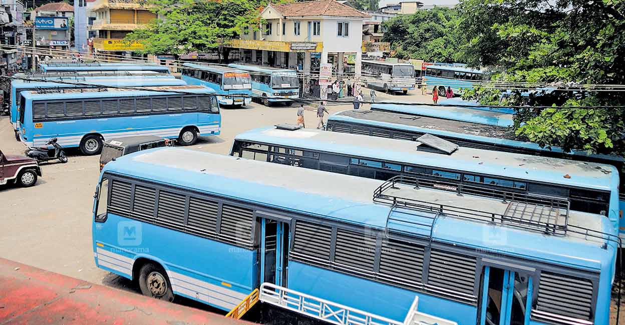 ഞായർ അവധിയെടുത്ത് സ്വകാര്യ ബസുകൾ; ബസുടമകൾക്ക് വിനയായി യാത്രക്കാരുടെ കുറവ്