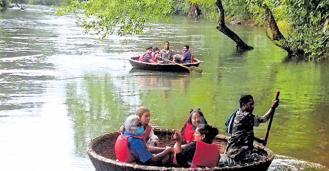 കുട്ടവഞ്ചി സവാരി പുനരാരംഭിച്ചു; വിദേശികൾ അടക്കം ഒട്ടേറെപ്പേർ എത്തി