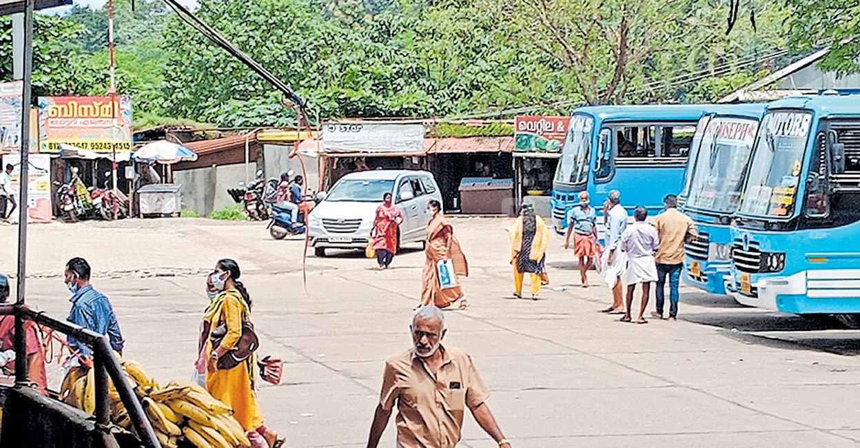 വിലക്കിനു പുല്ലുവില: വൺവേ തെറ്റിച്ച് വാഹനങ്ങൾ