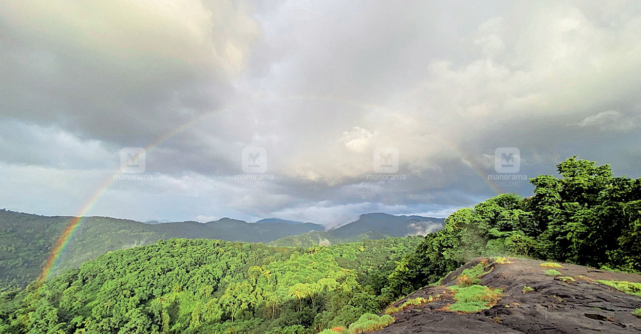 കാഴ്ചയുടെ ആനപ്പുറത്തേറാൻ സഞ്ചാരികളെ കാത്ത് ആനപ്പാറ