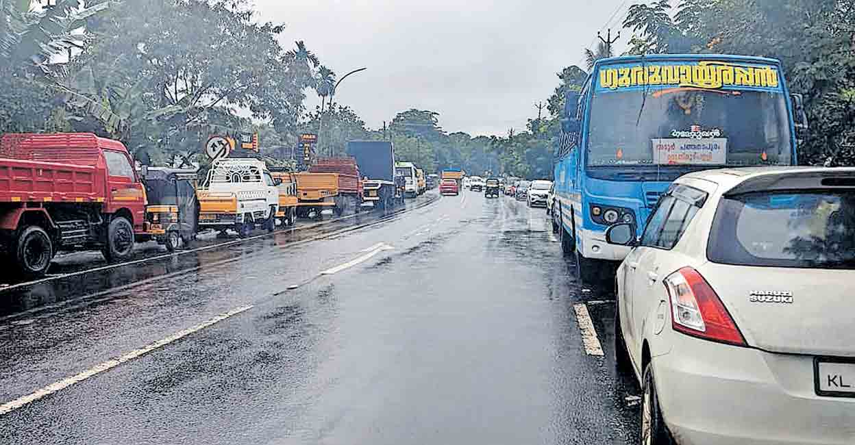ഈ ‘ടെസ്റ്റ് ’ യാത്രക്കാരെ റോഡിൽ വലയ്ക്കാൻ; അടൂർ ബൈപാസിൽ ഗതാഗതക്കുരുക്ക്
