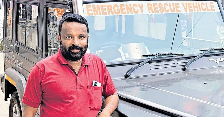 കുത്തനെയുള്ള ഇറക്കവും കൊടുംവളവുകളും; മിന്നൽ വേഗത്തിൽ ആംബുലൻസ് ഓടിച്ച് ...