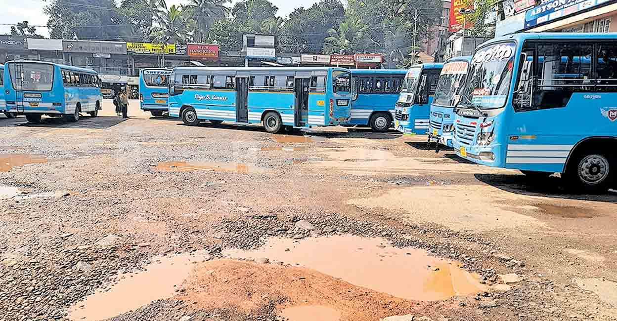 കുഴികളുടെ പെരുമയിൽ തിരുവല്ല സ്റ്റാൻഡ്