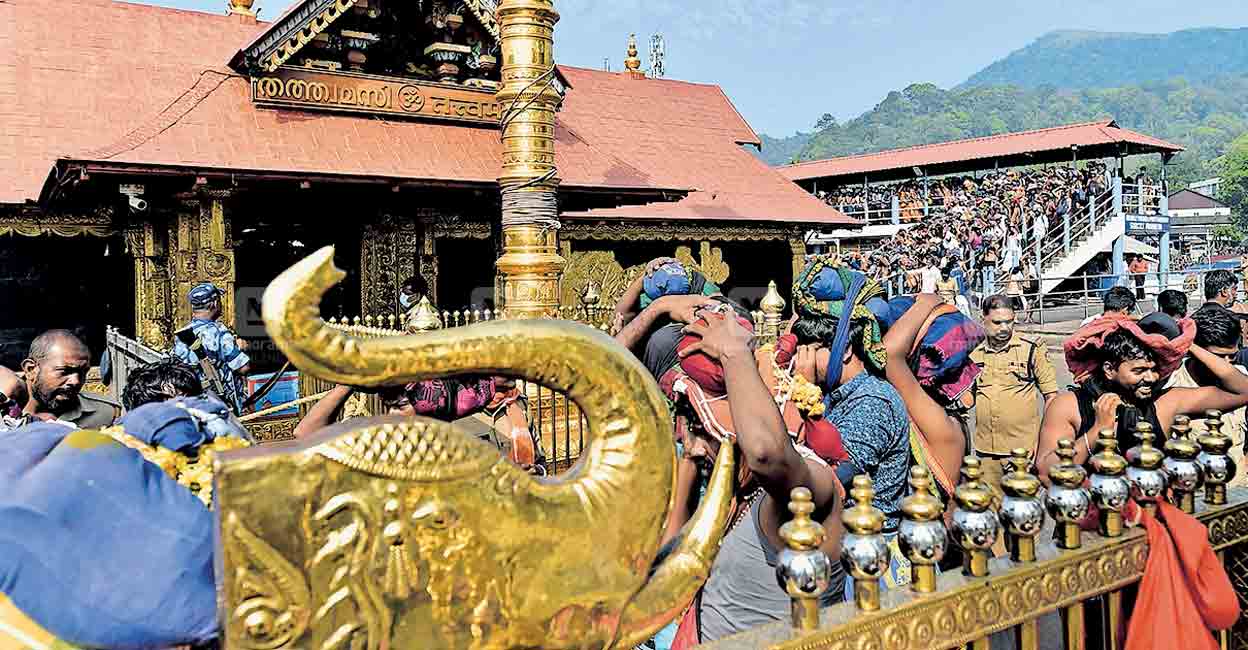 ശബരിമലയിലേക്കു വൻ ഭക്തജനപ്രവാഹം; പതിനെട്ടാംപടി കയറാൻ 15 മണിക്കൂ ...
