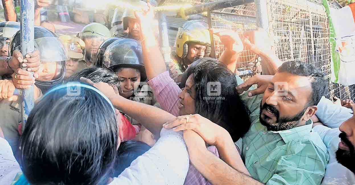 വിദ്യാർഥിനിയുടെ പരാതി അട്ടിമറിച്ചെന്ന് ആരോപിച്ച് യൂത്ത് കോൺഗ്രസ് പൊലീസ് ...