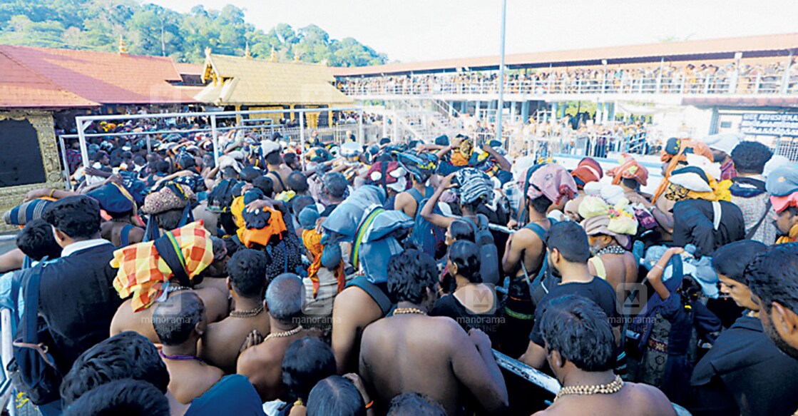 ശബരിമലയിൽ കളഭാഭിഷേകം തൊഴുത് ഭക്തർ