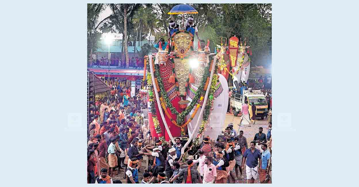 കലഞ്ഞൂർ മഹാദേവർ ക്ഷേത്രത്തിലെ കെട്ടുകാഴ്ചകൾ ദർശിച്ച് ആയിരങ്ങൾ