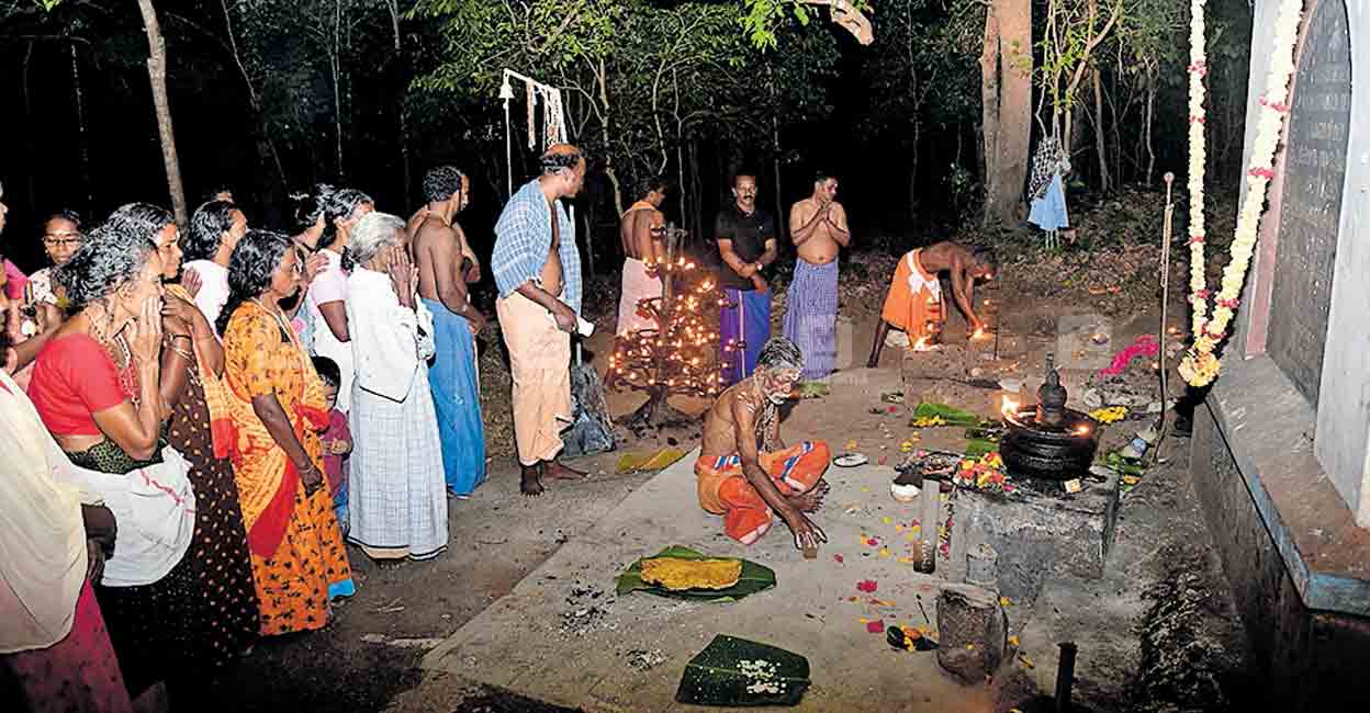 40 വർഷത്തിനുശേഷം ‘അടയേറ്’ പൂജ നടത്തി മലമ്പണ്ടാര ഗോത്രം
